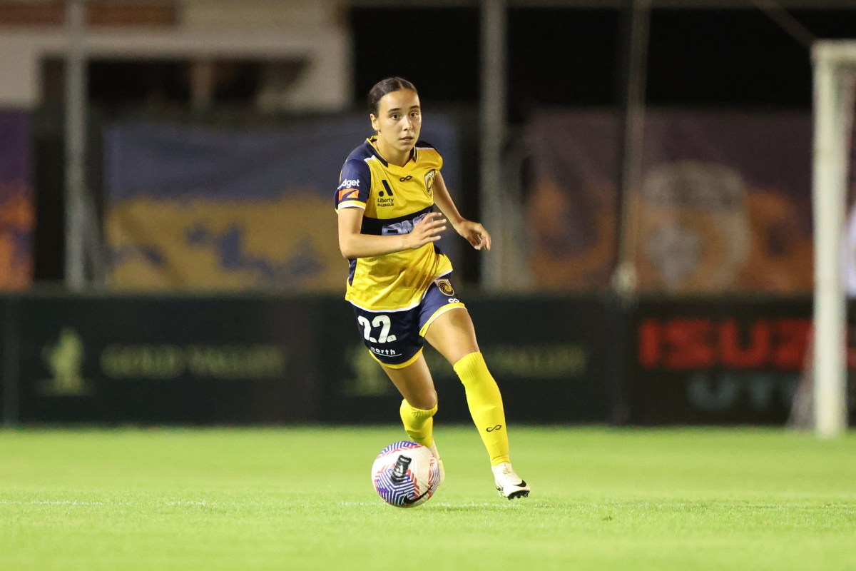 Mariners re-sign 'special talent' Trimis ahead of A-League season