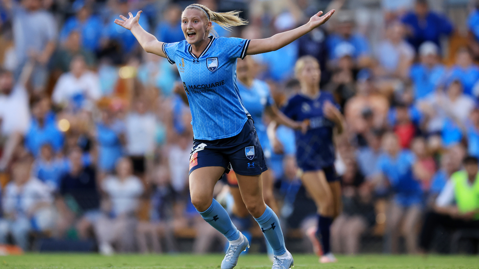 Brisbane Roar sign A-League champion