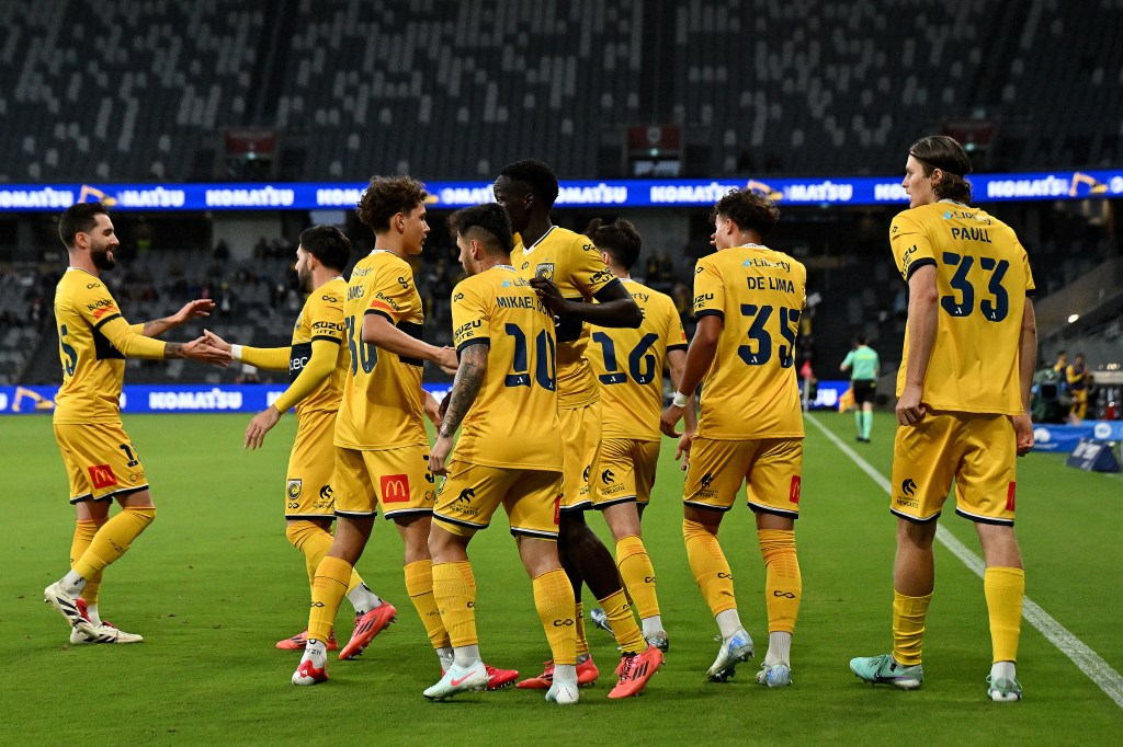 Wanderers 1-3 Mariners: Edmondson heads Champions to victory
