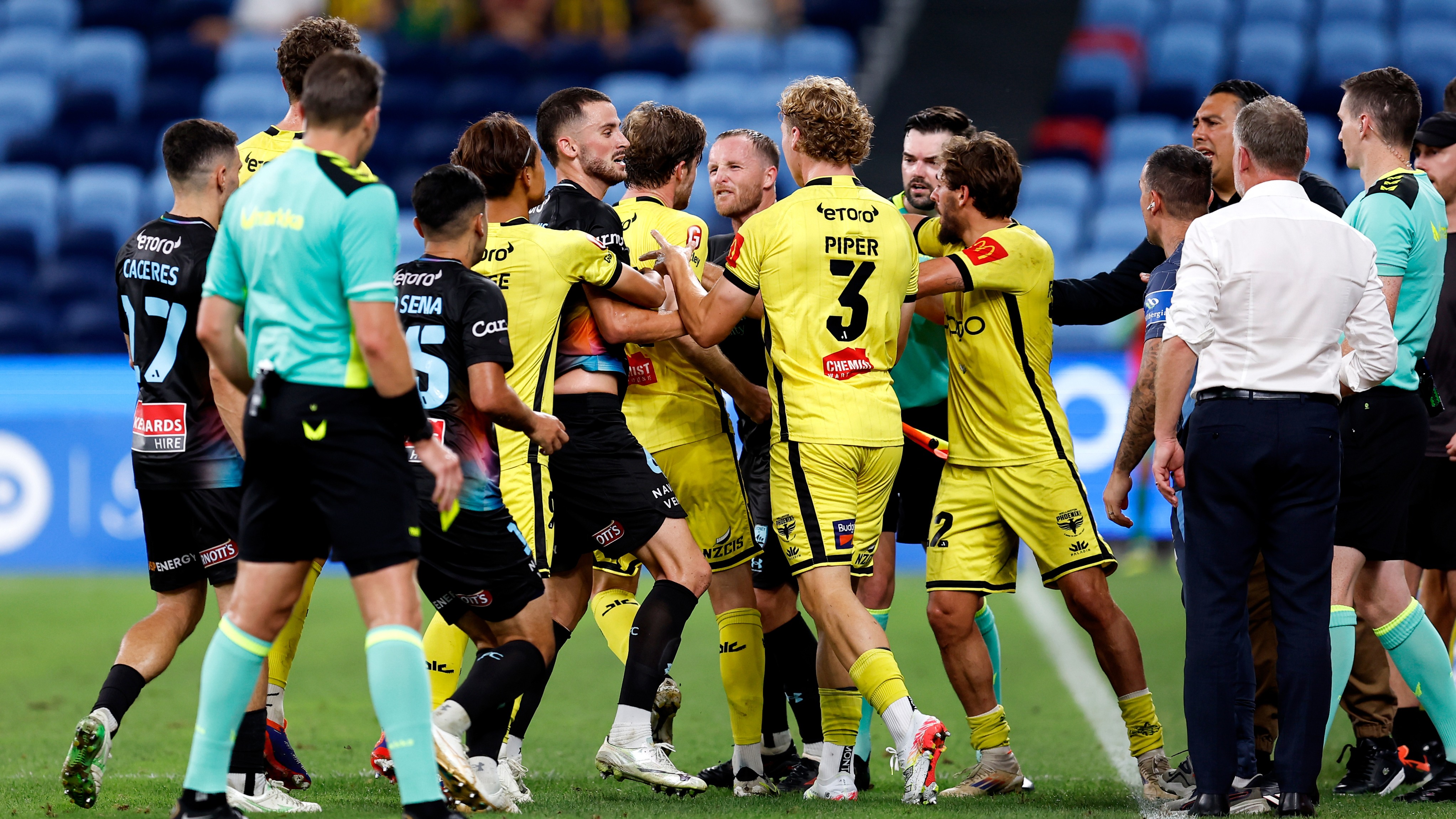 Sydney FC v Wellington Phoenix: Tempers flare in 1-1 draw