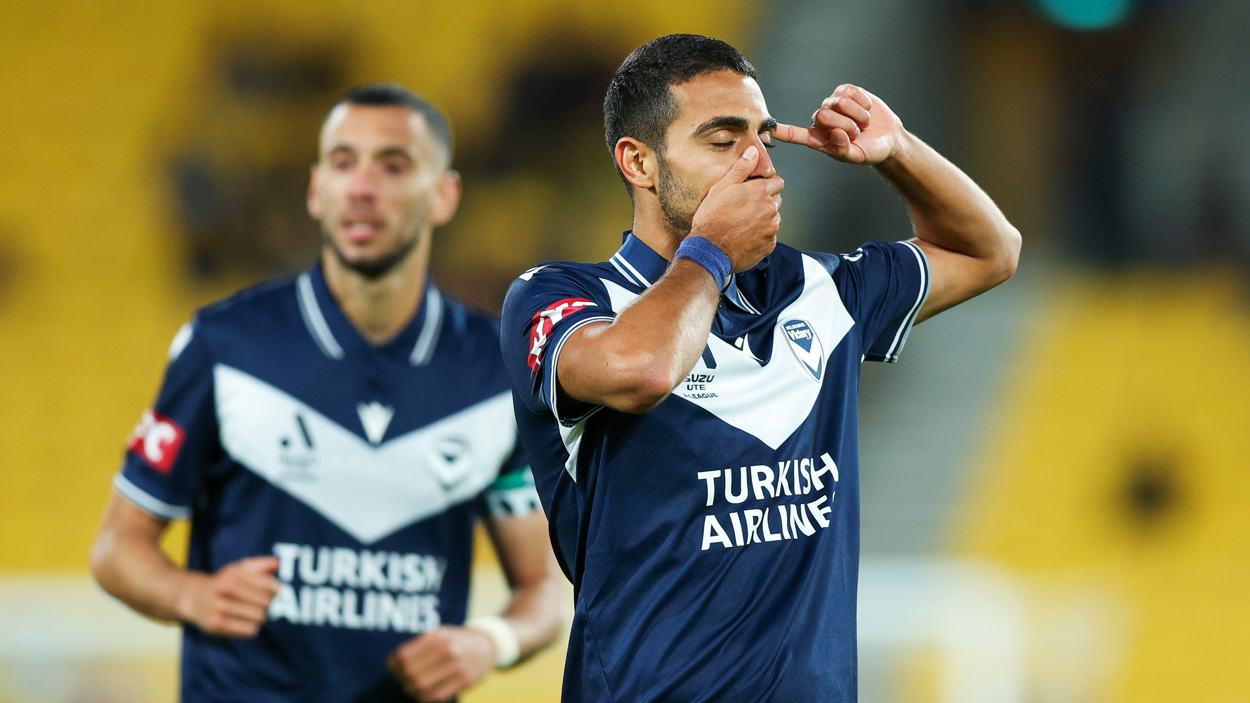 Wellington Phoenix v Melbourne Victory: Vergos wondergoal settles five ...