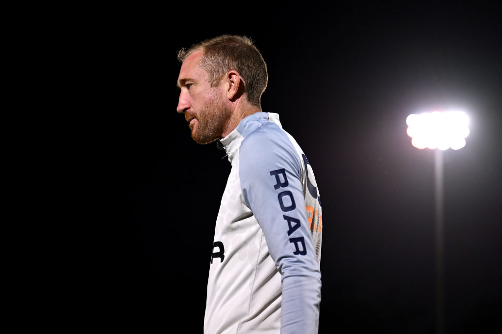 A-League news: Brisbane Roar coach Alex Smith re-signs