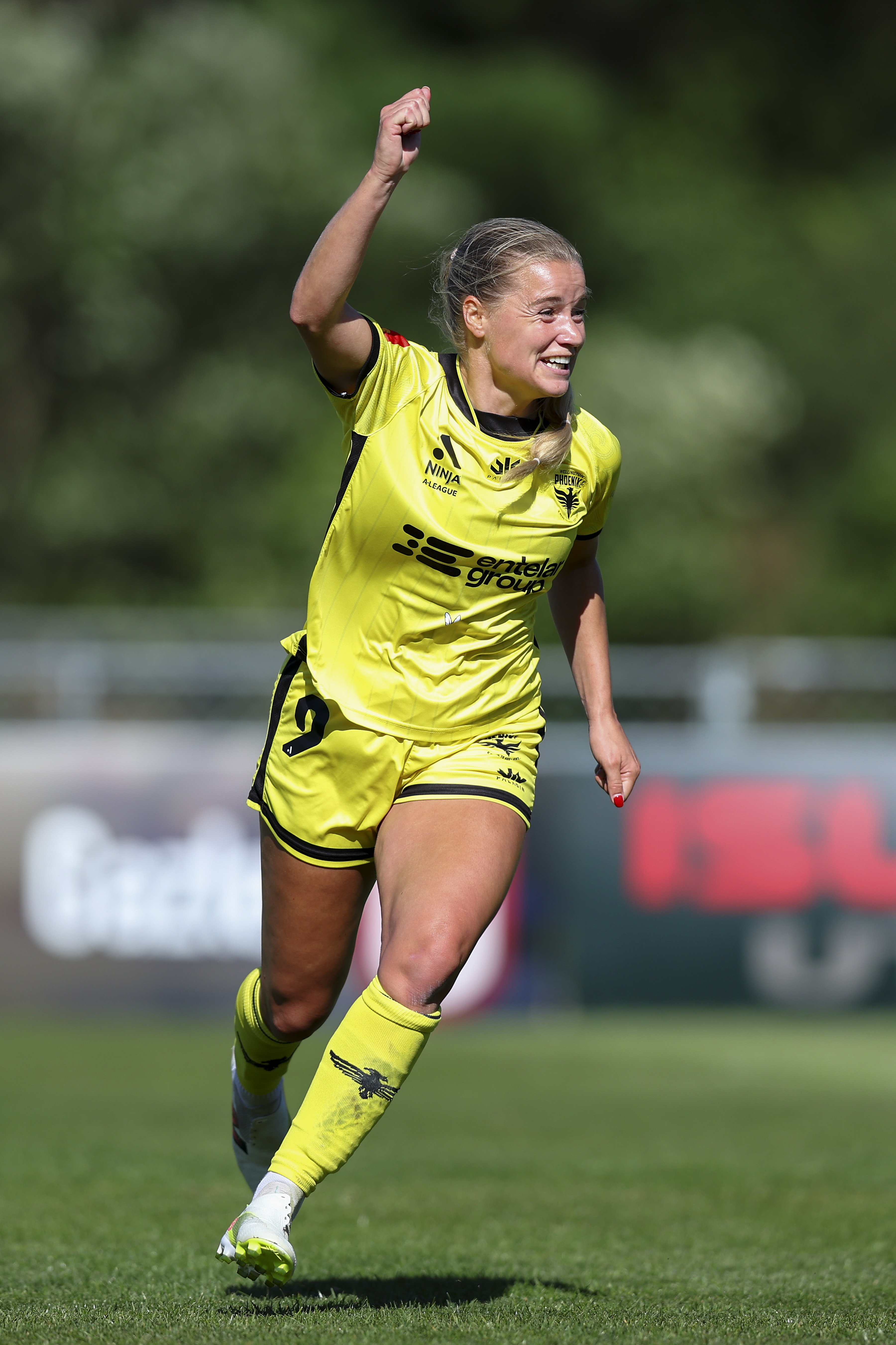 Wellington Phoenix release five players, re-sign Mackenzie Barry