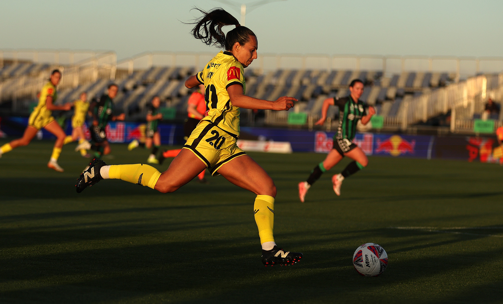 Emma Main signs new Wellington Phoenix deal: A-Leagues news