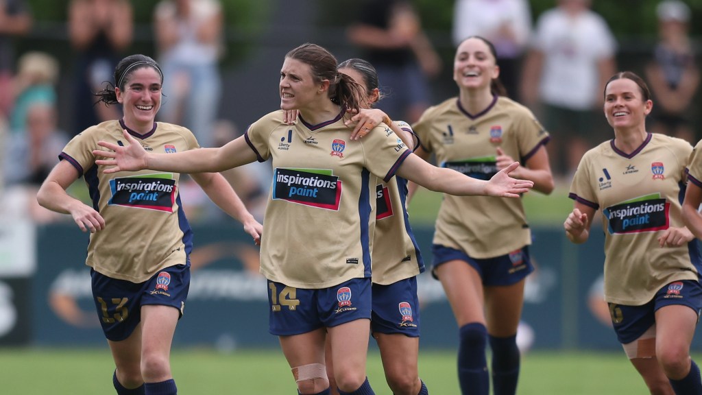 Melina Ayres returns to Newcastle Jets after one-season break from football