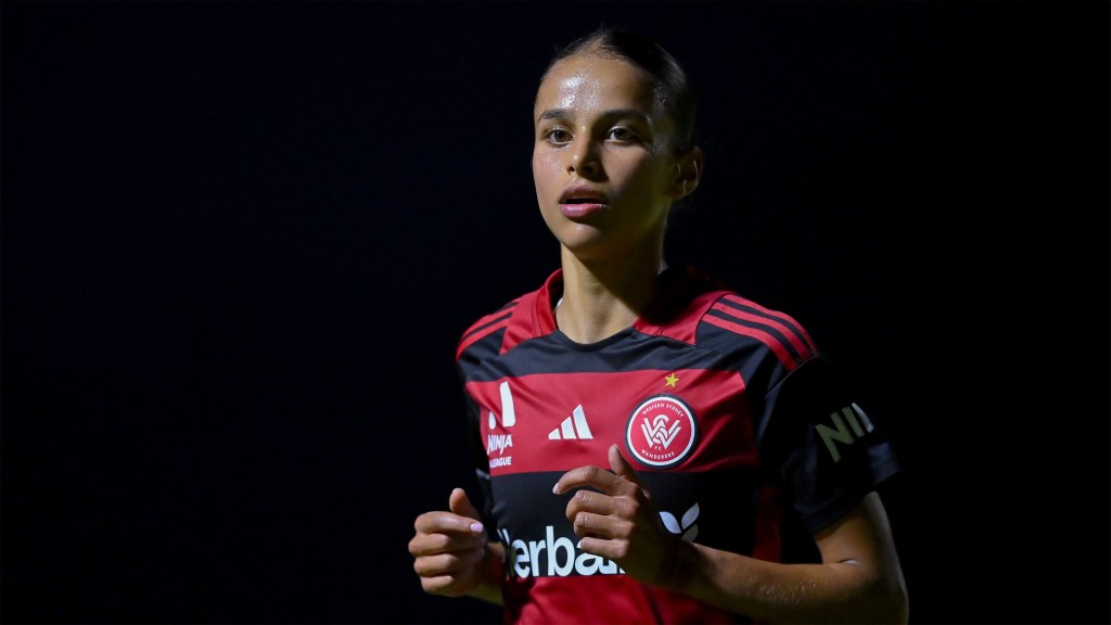 Wanderers star Younis signs new one-year contract extension